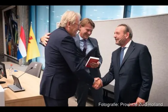 Jaap Smit overhandigt eerste boek aan Kim Putters en Reinier van Zutphen